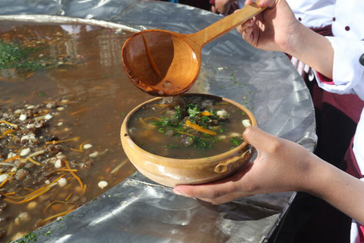 La Paz exhibe el plato más grande de chairo, una de sus sopas ...