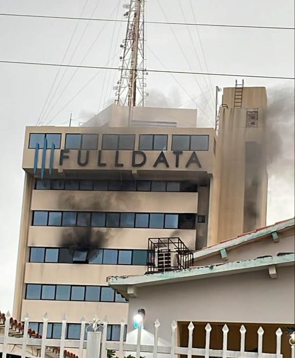Informan sobre un fuego en el edificio FULLDATA ubicado en la avenida 5 de Julio de Maracaibo ...