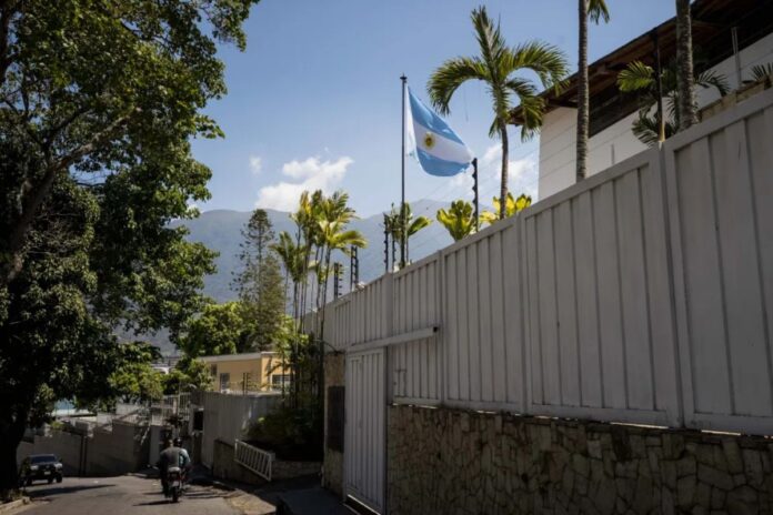 «Faltan agua, electricidad y alimentos»: afirman solicitantes de asilo ...