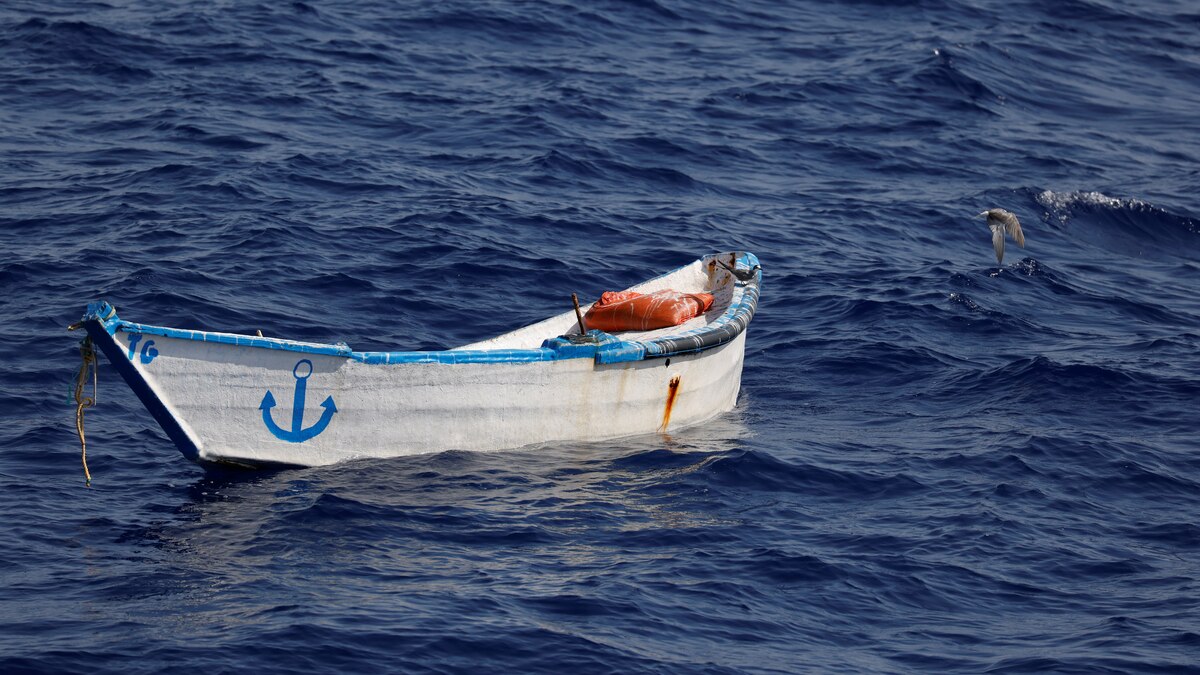 ¡Escalofriante descubrimiento! Aparece embarcación a la deriva con 14 ...