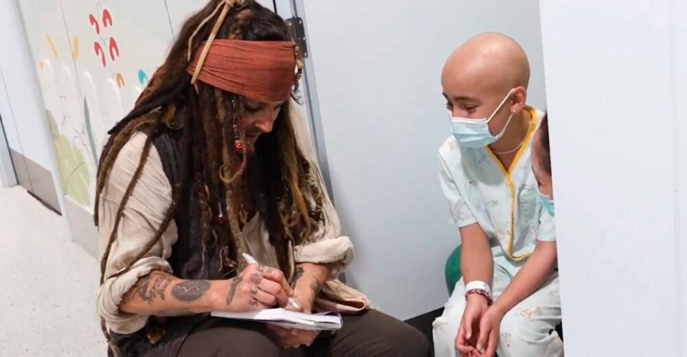 ¡Johnny Depp regresa como Jack Sparrow! Sorprende a pacientes en un ...