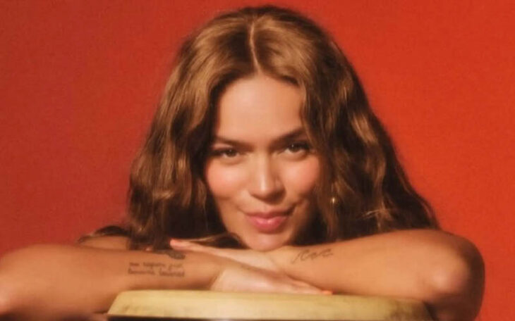 ¡Karol G desata la fiesta con ‘Tropicoqueta’! Un vibrante tributo a la ...