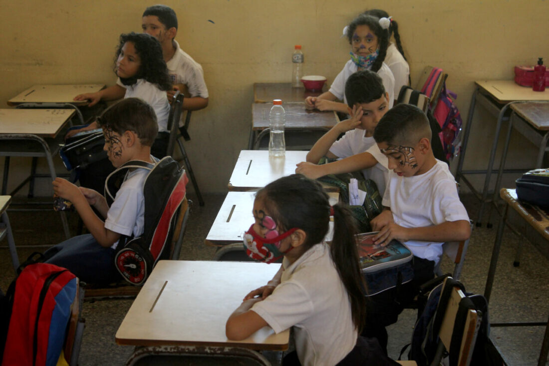 Padres exploran opciones educativas alternativas para sus hijos debido a problemas con el ...