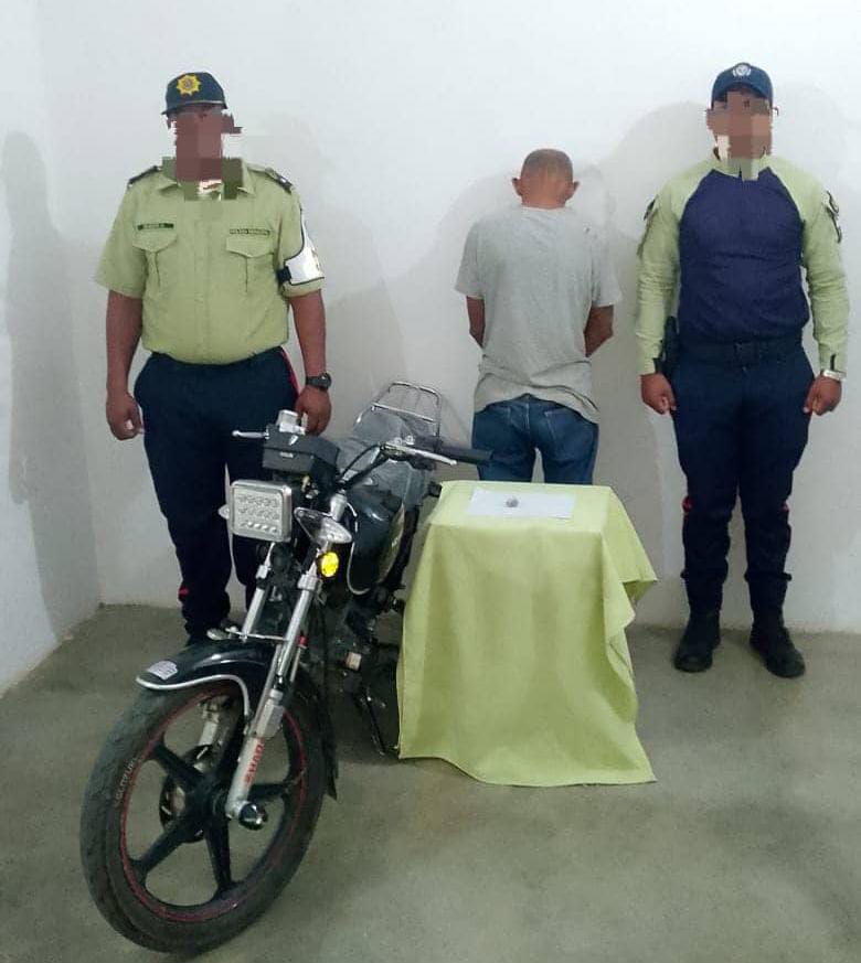 ¡Atrapado en plena acción! Sexagenario cae en Cruz Verde por posesión ...