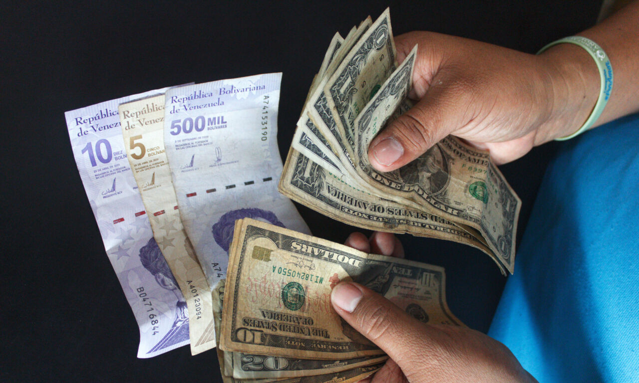 El Bolívar se deprecia un 13% frente al dólar en el mercado oficial de divisas en julio – Diario ...