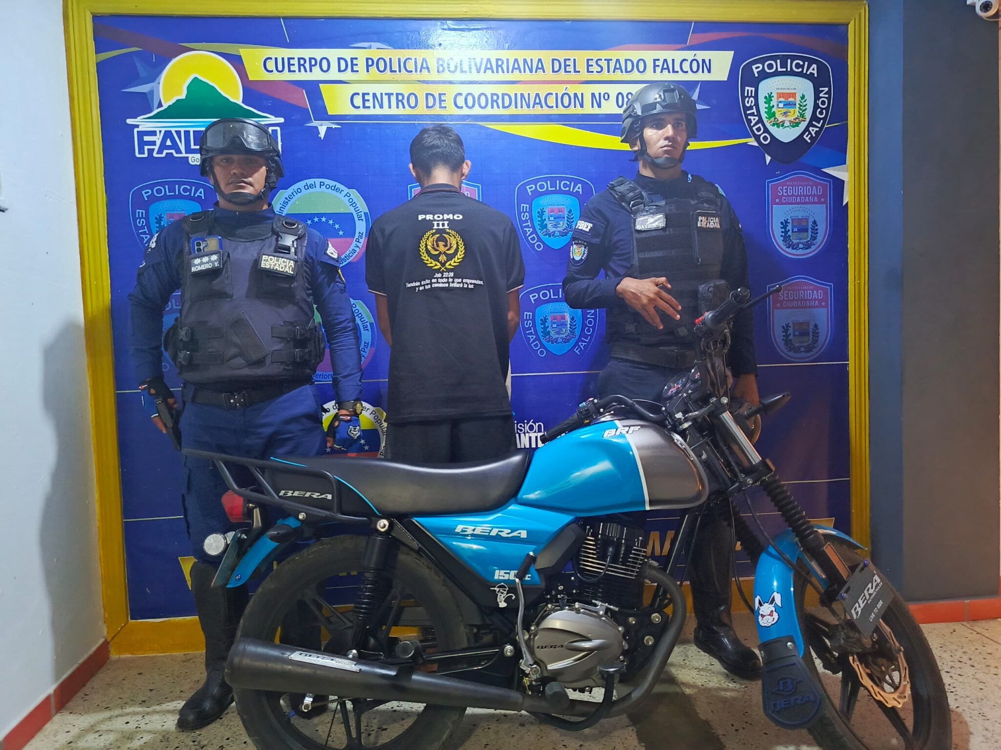 ¡Adolescente arrestado tras arriesgadas piruetas en moto en pleno ...