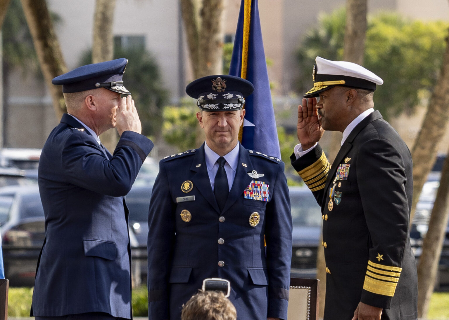 El teniente general Evan L. Pettus toma las riendas del Comando Sur de ...