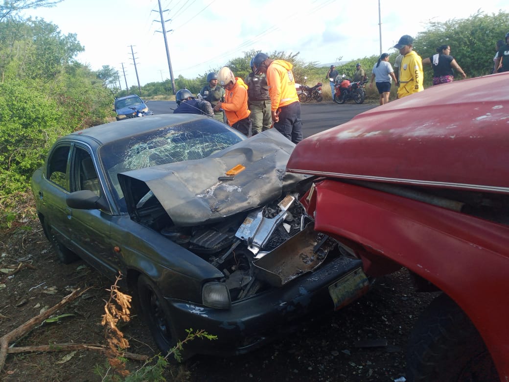 Drama en la carretera: Impactante colisión entre vehículos deja dos ...