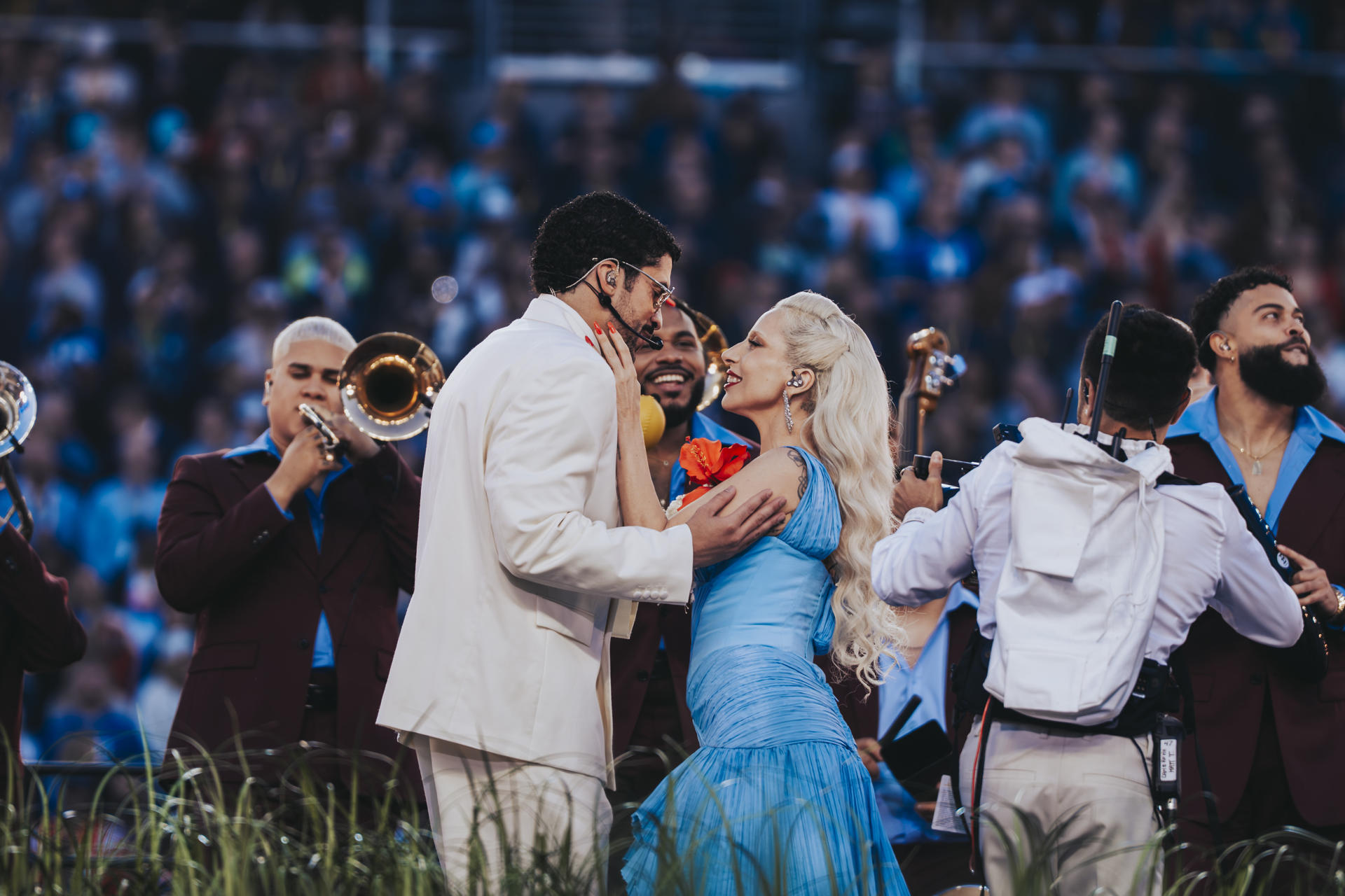 Lady Gaga Celebra lo Latino en la Super Bowl con un Vestido Dominicano ...